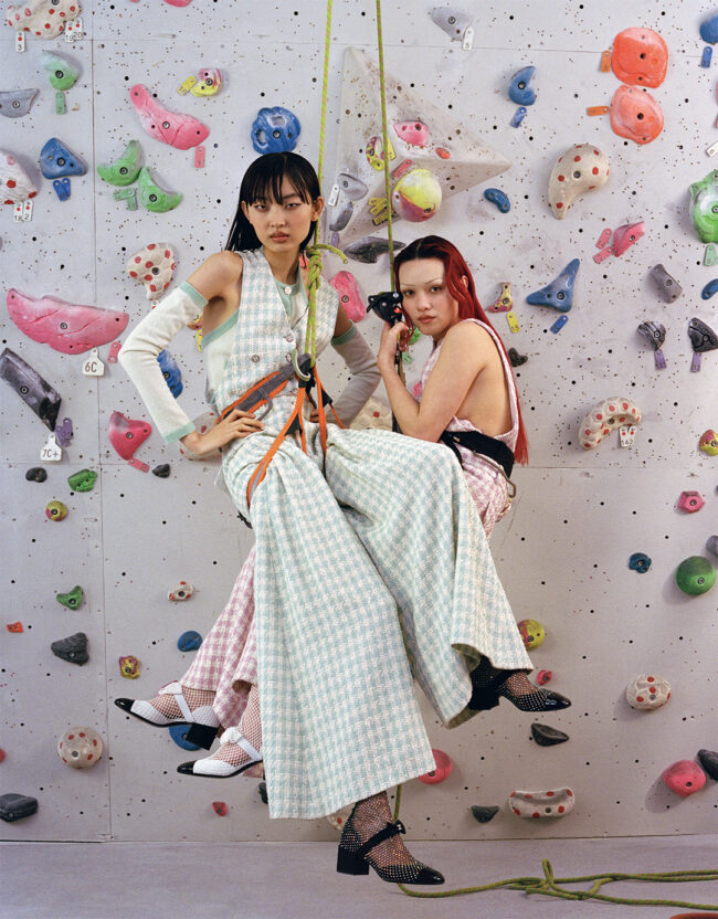 ＜左＞ジャンプスーツ￥980,100 ベスト￥456,500（アームアクセサリー付き） シューズ￥309,100 ＜右＞ジャンプスーツ￥ ...