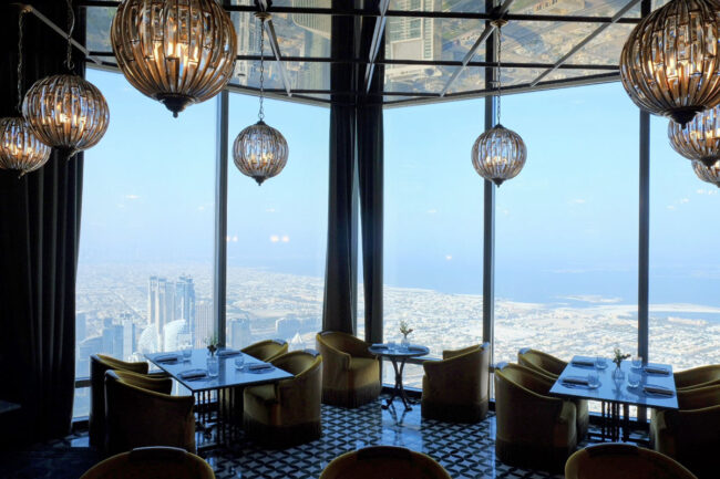 1. ドバイ名物「バージュ・カリファ」内の世界一高いファインダイニング「At.mosphere」